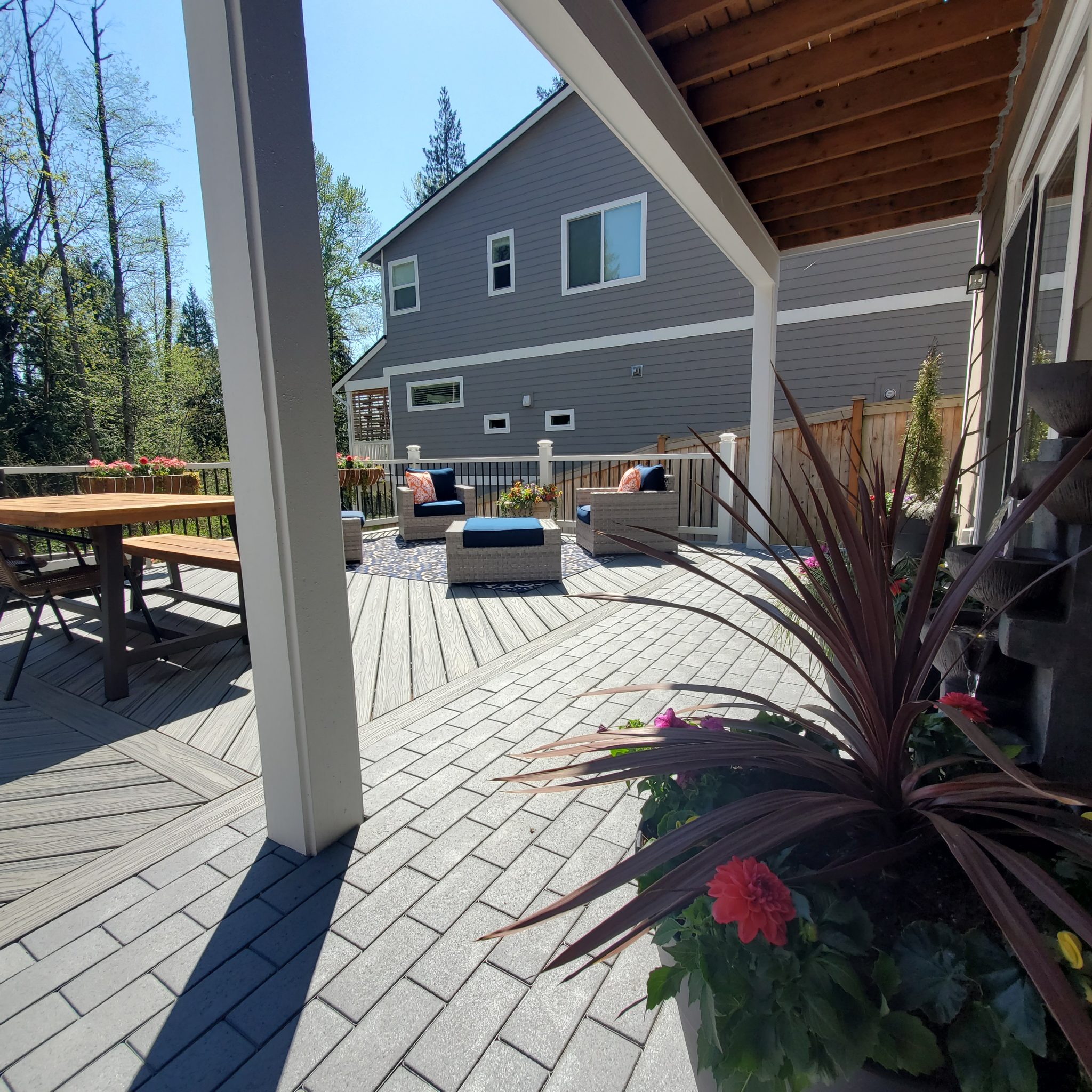 We Build Nationally Recognized Award-Winning Custom Decks